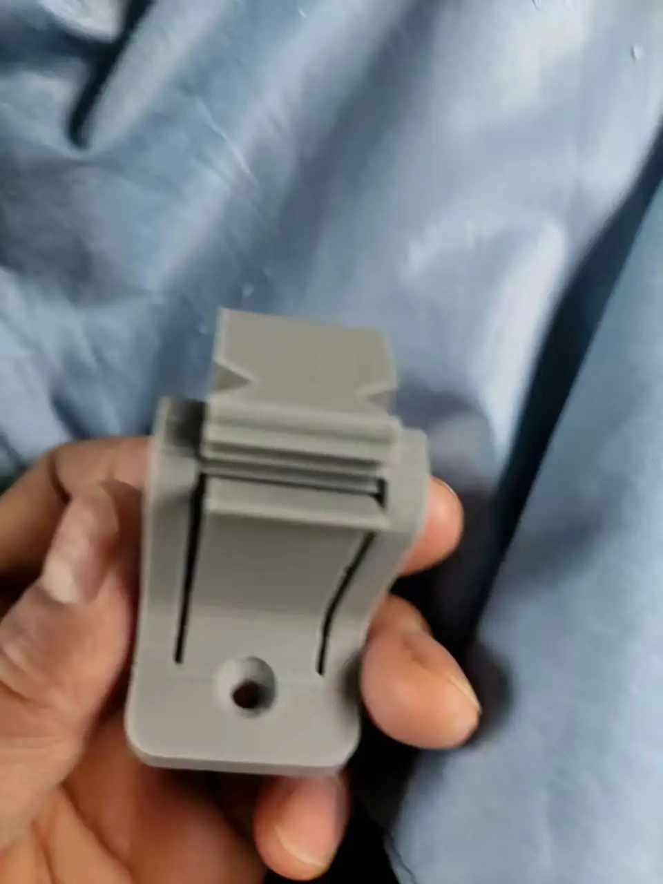 按压可调式固定座 - 免费 3D 打印模型 - MakerWorld