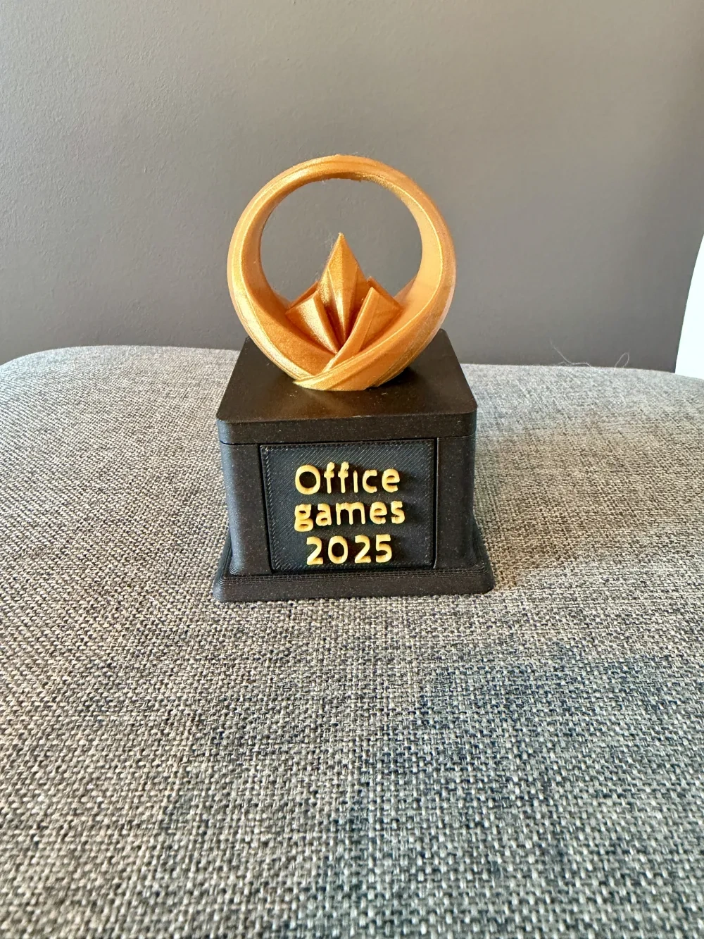 Trophinity: 圆形水晶奖杯 - 免费 3D 打印模型 - MakerWorld