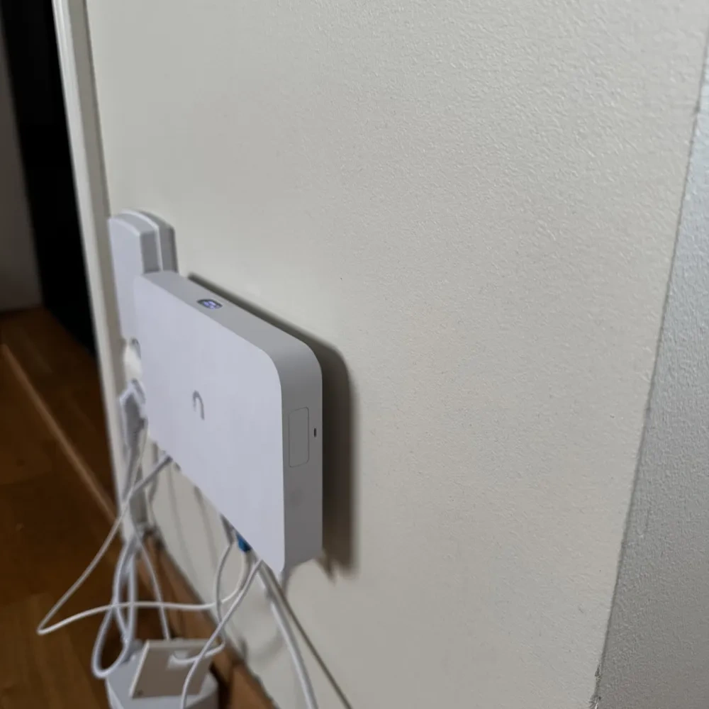 Ubiqitui 云网关 光纤 悬浮式壁挂架 - 免费 3D 打印模型 - MakerWorld