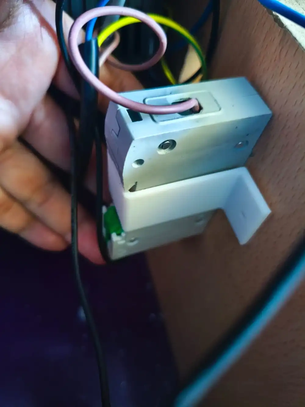 SCHNEIDER 6 AMPER - 免费 3D 打印模型 - MakerWorld