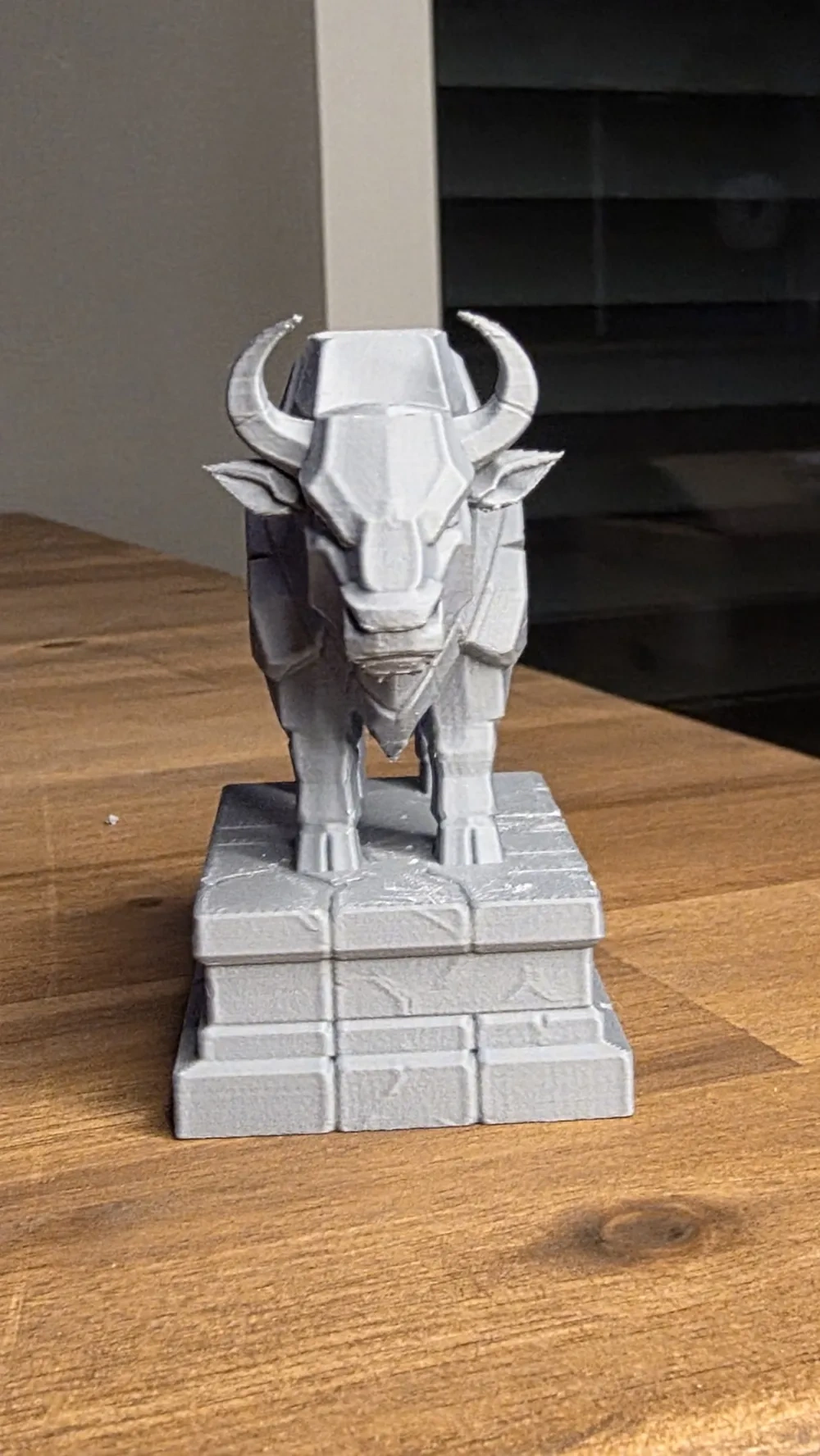 低多边形牛雕像 | 石质底座 - 免费 3D 打印模型 - MakerWorld