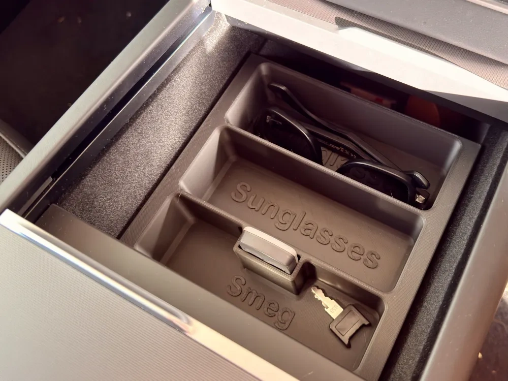 特斯拉Model Y储物托盘 - 免费 3D 打印模型 - MakerWorld