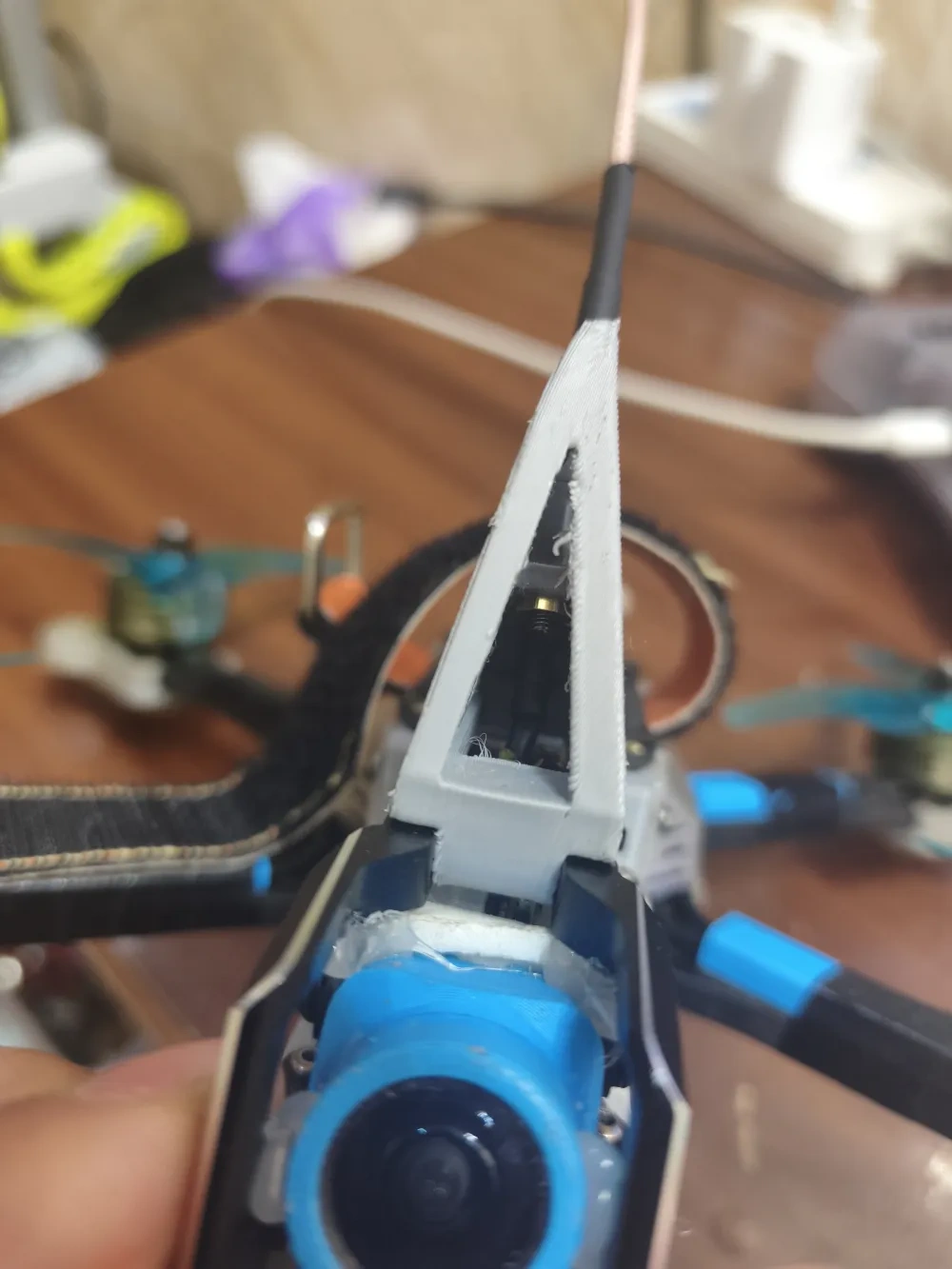 speedybee bee25 master3X机头保护鲨鱼鳍 犀牛角单sma天线 - 免费 3D 打印模型 - MakerWorld