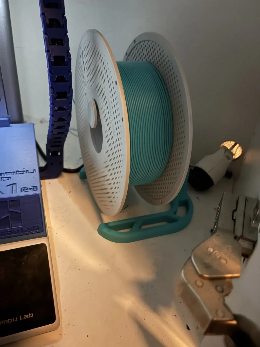 料盘支架 – 原装螺丝 - 免费 3D 打印模型 - MakerWorld