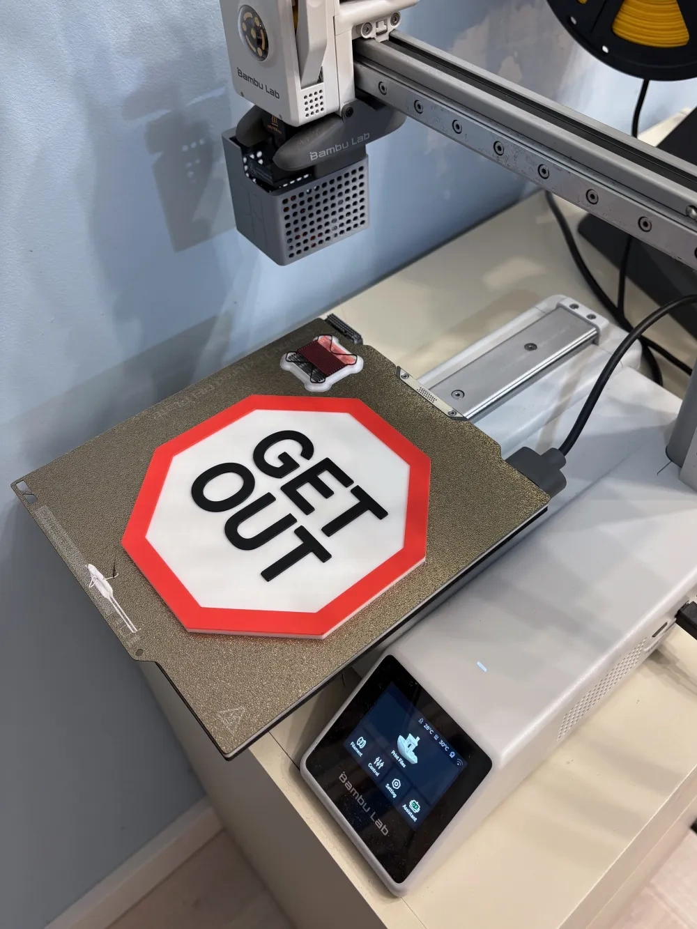 "出去" 门牌 - 停车标志风格 - 免费 3D 打印模型 - MakerWorld