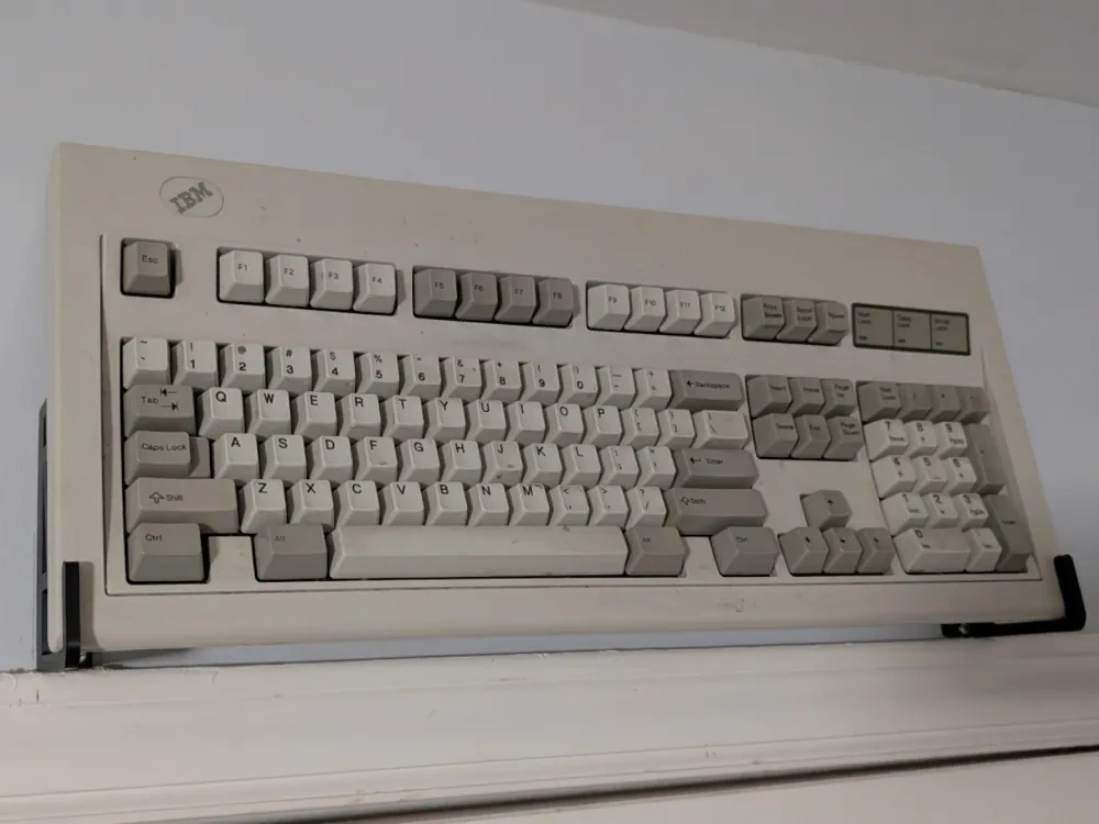 IBM Model M 墙面展示架 - 免费 3D 打印模型 - MakerWorld