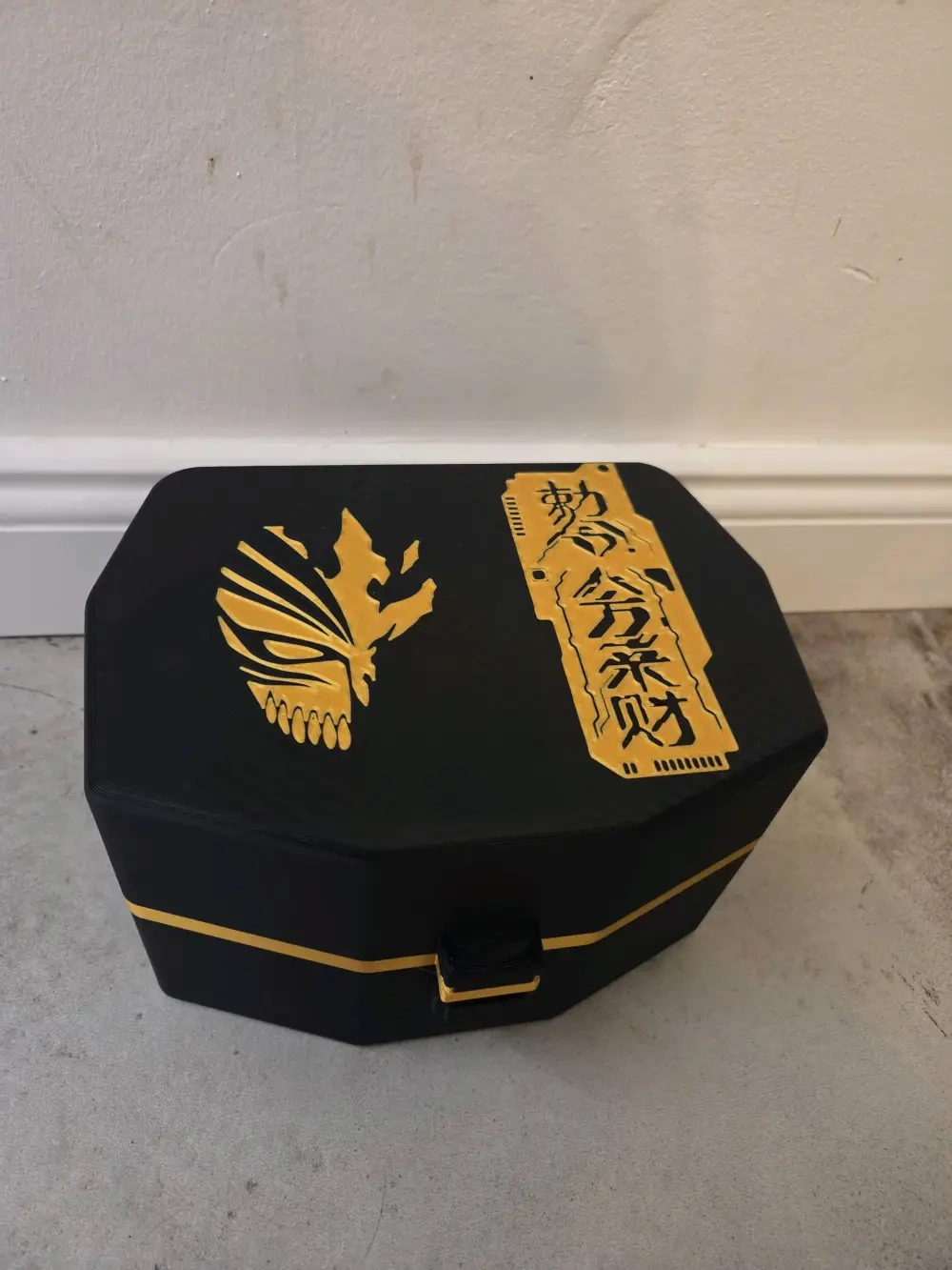 DJI goggles 3 保护壳顶部，带 Ichigo 设计 (改编) - 免费 3D 打印模型 - MakerWorld