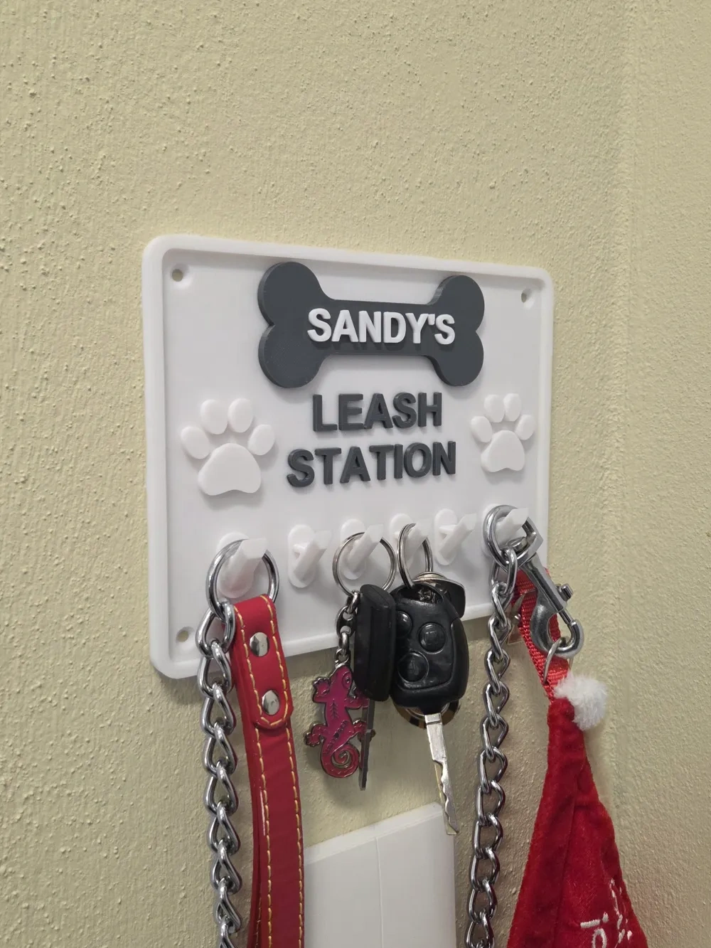 紧凑型个性化狗绳站钥匙架 - 免费 3D 打印模型 - MakerWorld