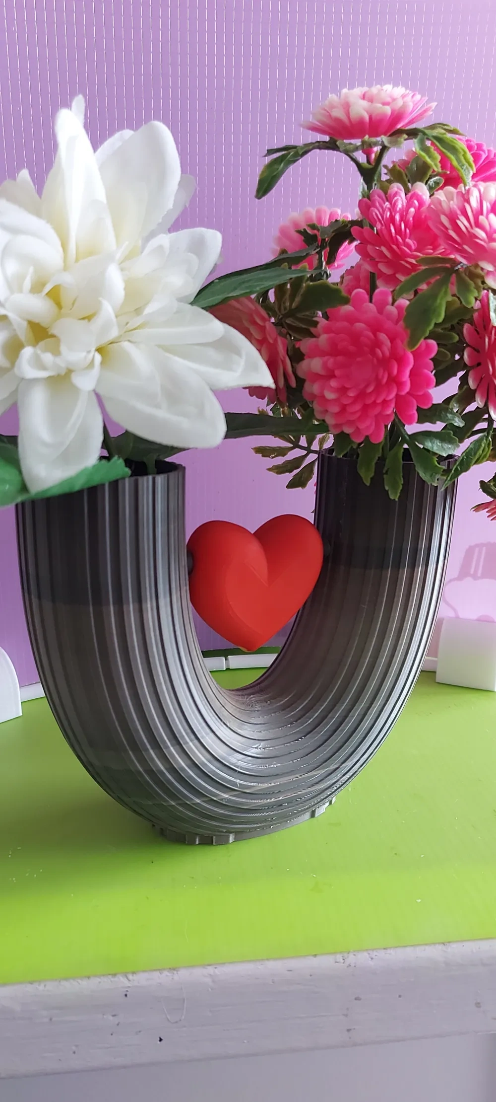 带可移动心形双花瓶 (心形摆动) - 免费 3D 打印模型 - MakerWorld