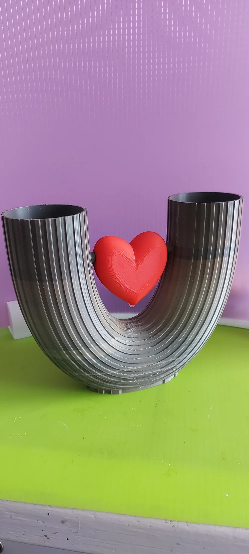 带可移动心形双花瓶 (心形摆动) - 免费 3D 打印模型 - MakerWorld