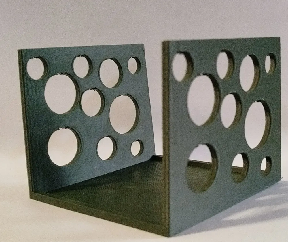 用于放置物品的镂空书立摆件 - 免费 3D 打印模型 - MakerWorld