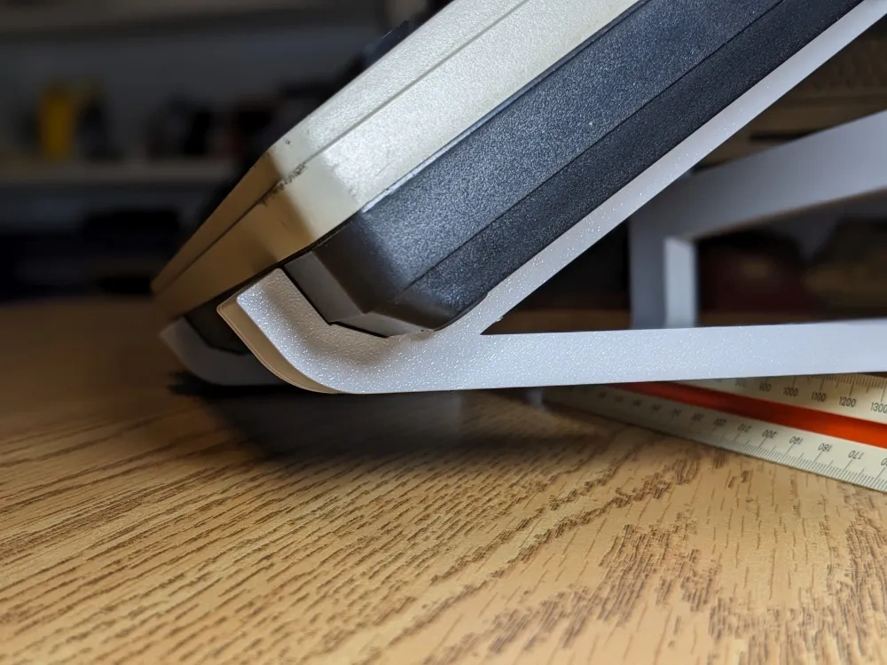 TRS-80 Model 100 架子或桌面支架 - 35 度 - 免费 3D 打印模型 - MakerWorld