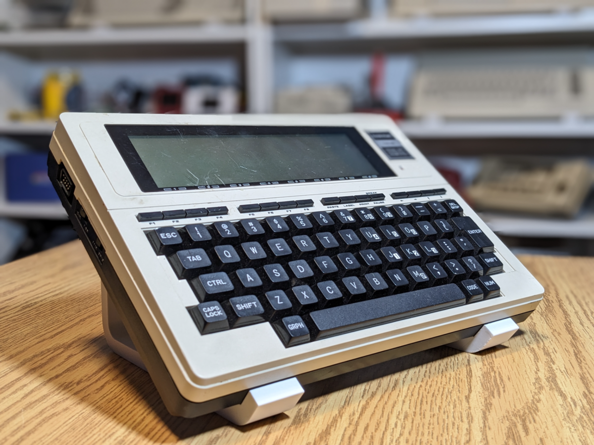 TRS-80 Model 100 架子或桌面支架 - 35 度 - 免费 3D 打印模型 - MakerWorld