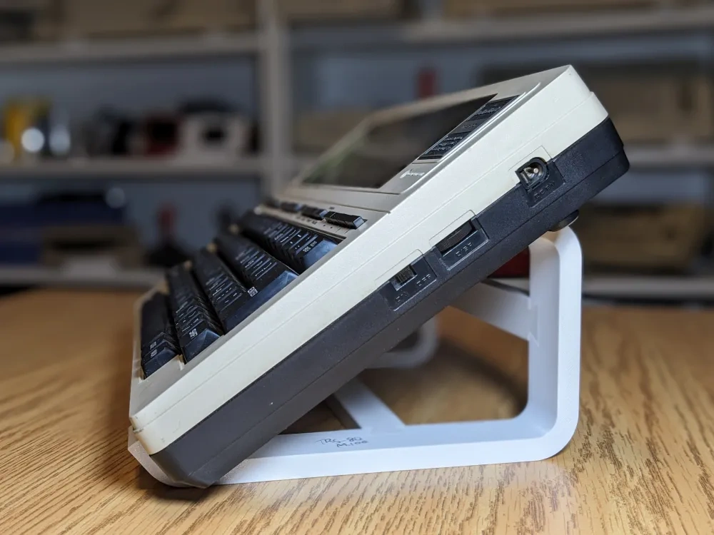 TRS-80 Model 100 架子或桌面支架 - 35 度 - 免费 3D 打印模型 - MakerWorld