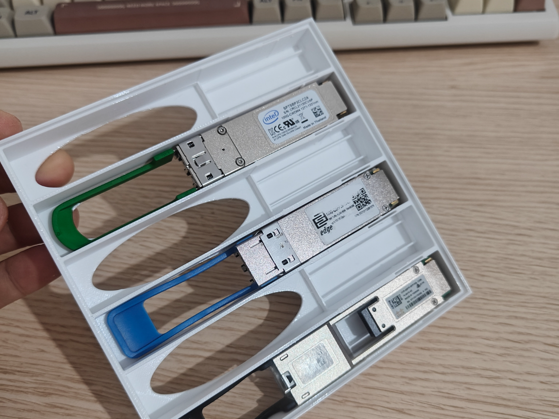 可堆叠 QSFP 收发器存储托盘 - 免费 3D 打印模型 - MakerWorld