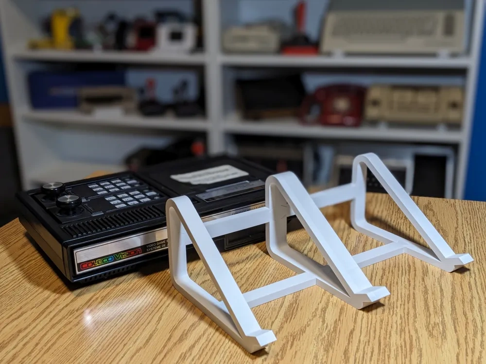 ColecoVision 置物架或桌面支架 - 35度 - 免费 3D 打印模型 - MakerWorld