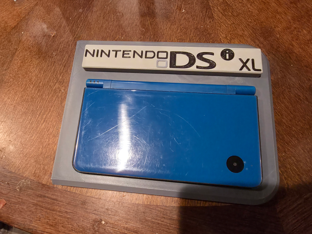 Nintendo DSi XL 墙壁支架 - 免费 3D 打印模型 - MakerWorld