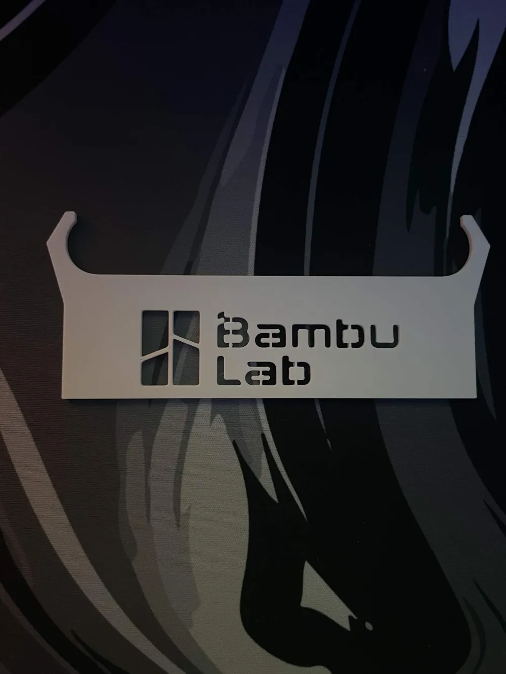 Bambu Lab P1S 前徽章夹 | 打印机装饰 - 免费 3D 打印模型 - MakerWorld